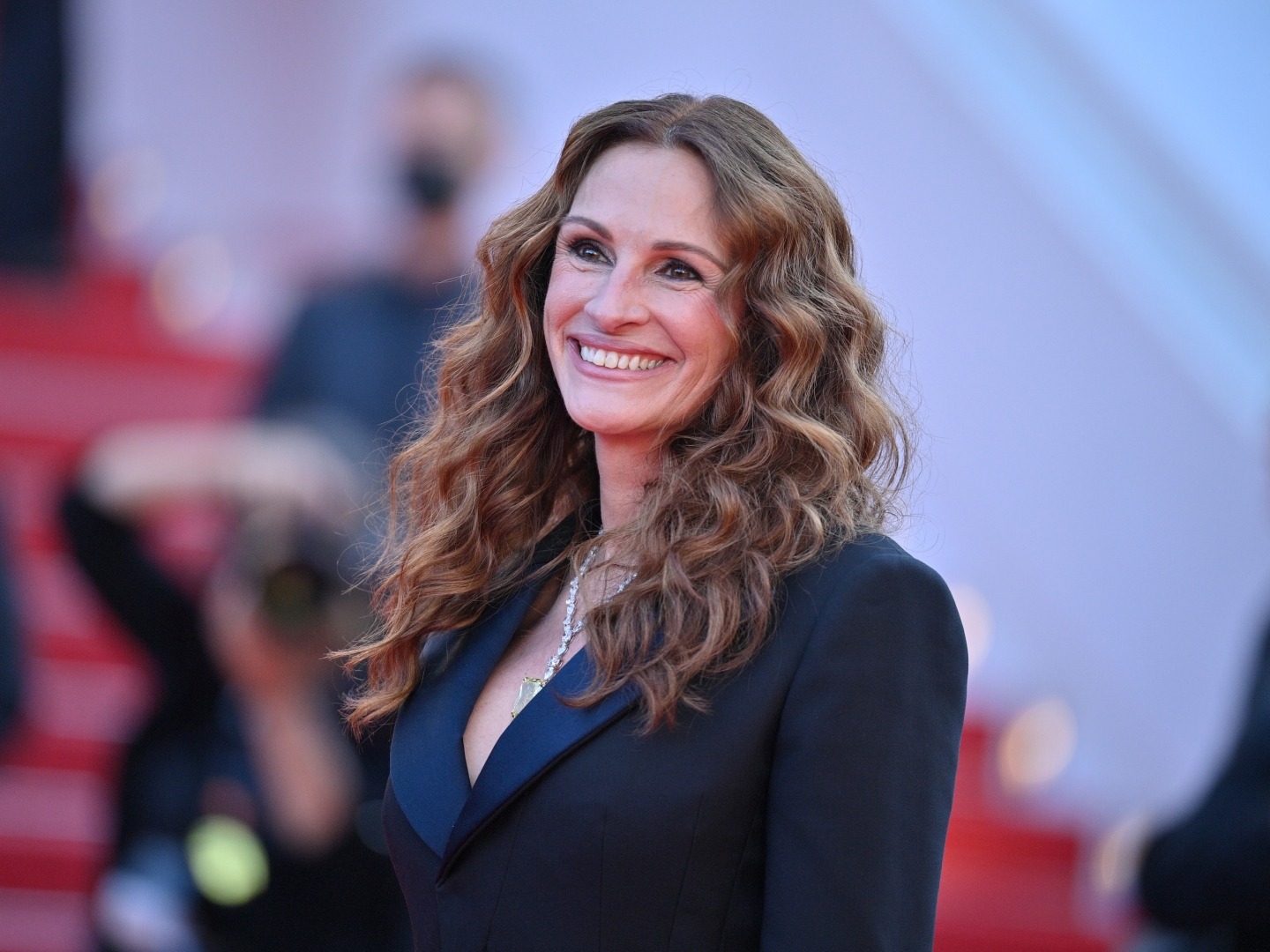 Julia Roberts Saw A Girl Crying On The Side Of The Road In Her Wedding ...