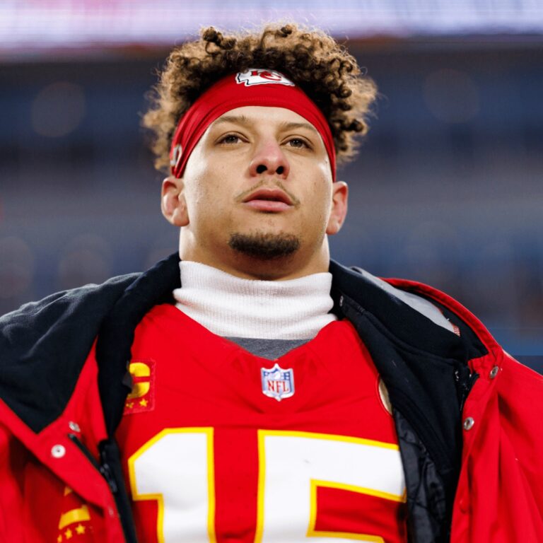 Patrick Mahomes reunited with the ball boy he once gave his gloves to ...
